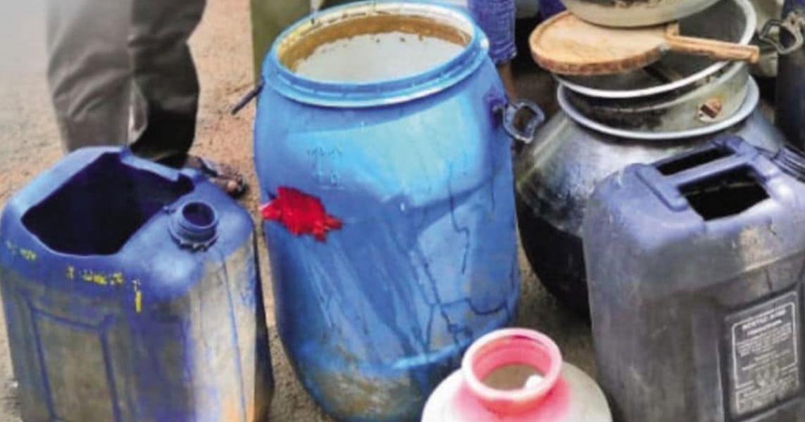 സാനിറ്റൈസര്‍ എന്ന പേരില്‍ സൂക്ഷിച്ചത് 1,750 ലിറ്റര്‍ ചാരായം; ഏഴ് പേര് ...